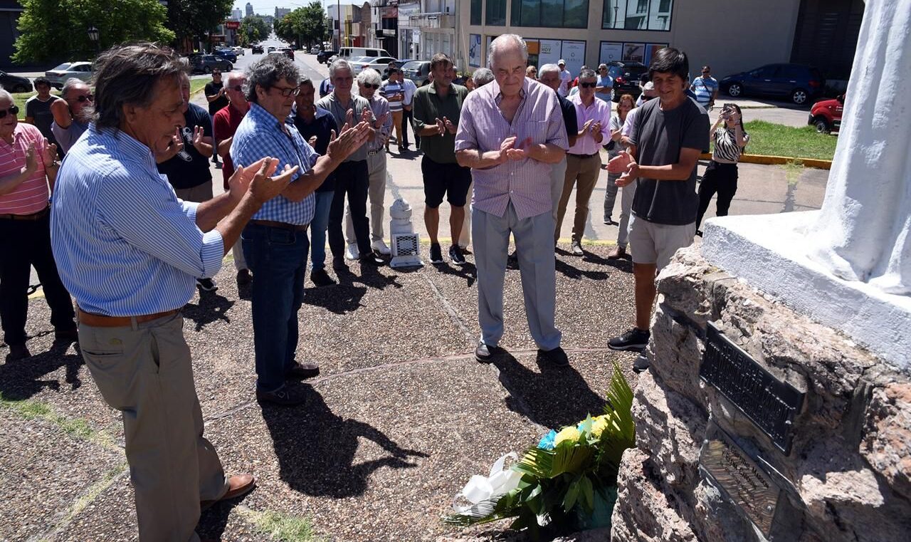 Homenajearon A Los Jugadores Del Equipo Que Ascendió A Primera Del Club ...